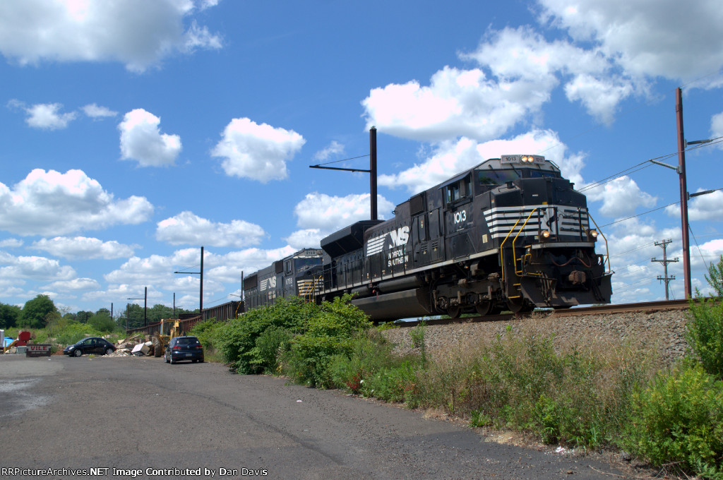 NS SD70ACe 1013 leads 61Z